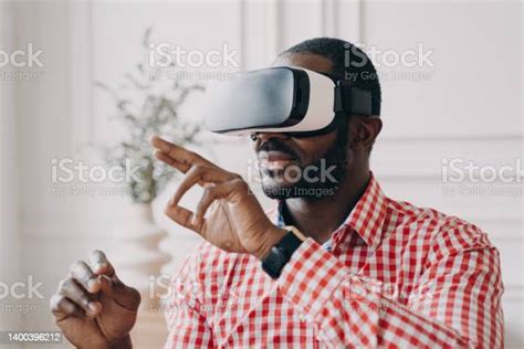 Vr 안경을 착용하고 3d 물체를 만지고 가상 현실과 상호 작용하는 젊은 아프리카 사업가 남자에 대한 스톡 사진 및 기타 이미지