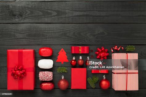 나무 배경에 물건을 가진 수제 포장 크리스마스 선물 상자 평면도 검은색에 대한 스톡 사진 및 기타 이미지 검은색 탁자 목재 재료 Istock