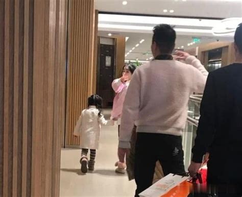 網友曬出了一張李小璐帶甜馨逛街照片，身材嬌小像甜馨的姐姐一樣 每日頭條