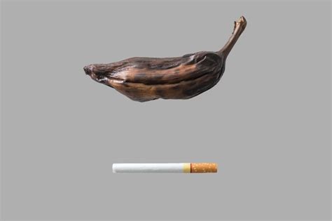 El Cigarrillo Causa El Banano Marchito Foto Premium