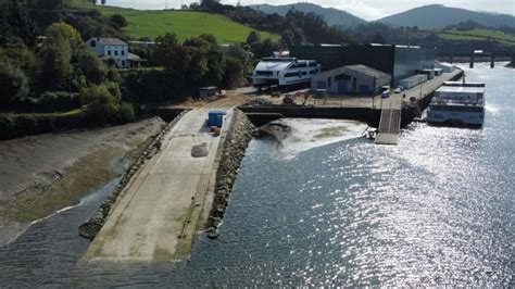 Gondán ultima la rampa de botadura para echar al Eo el segundo de los diez ferries de Portugal