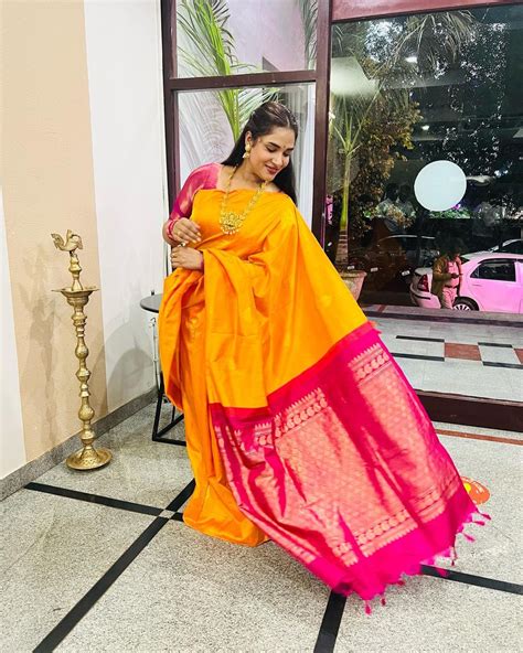 hari teja ప‌సుపురంగు ప‌ట్టుచీర‌లో హరితేజ అందాల హొయ‌లు namasthe