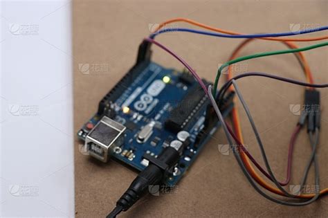 Arduino Uno与外部电源插头连接，用于原型项目