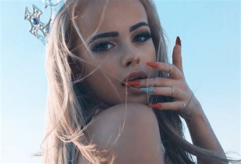 Сузанита се съблича чисто гола за лайкове СНИМКА