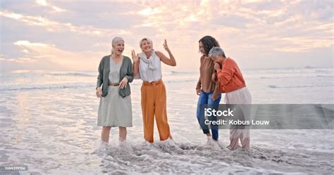 해변 여름 바닷물에서 선배 친구들과 함께 여행하고 즐거운 시간을 보내며 즐거운 시간을 보내세요 자연 하늘 바다와 성숙한 여성과