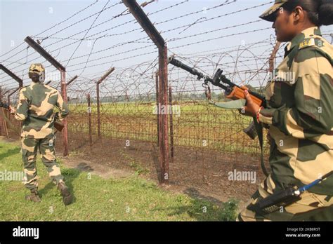 Indian Border Security Force Bsf Women Soldiers Patrolling At The
