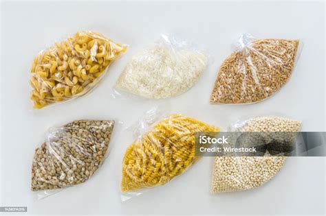 흰색 배경에 다양한 마카로니 쌀 및 기타 식료품이 있는 셀로판 가방의 상위 뷰 0명에 대한 스톡 사진 및 기타 이미지 0명 가정 주방 가정의 방 Istock