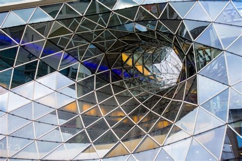 Un Gran Edificio De Cristal Con Una Gran Estructura De Cristal Que