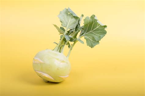 복사 공간이 있는 노란색 의 심플한 배경에 고립 된 콜라비 야채 3 장 0명에 대한 스톡 사진 및 기타 이미지 0명 3가지