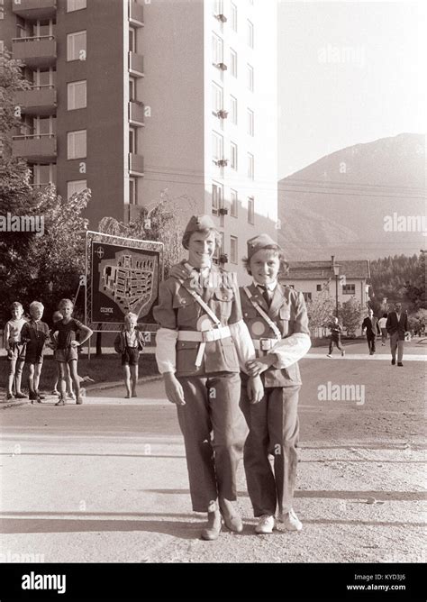 Pionirki miličnici v Ravnah na Koroškem Stock Photo Alamy