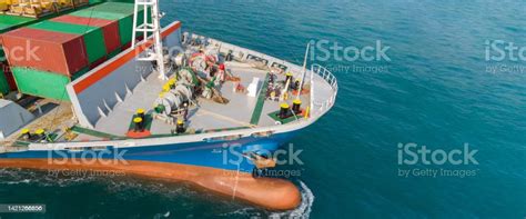 커스텀 컨테이너 창고에서 컨테이너를 운반하는 스마트 화물선의 조감도 클로즈업은 푸른 하늘 배경에 선박 서비스로 해상 개념화물