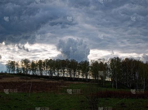 暴风雨前的春天的天空