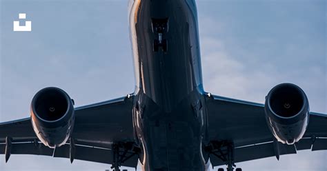 昼間の青空の下で青と白の飛行機の写真 Unsplashの無料飛行機写真