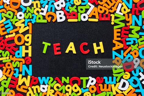 오버 헤드 보기 칠판에 다채로운 알파벳 가운데 텍스트 가르쳐 0명에 대한 스톡 사진 및 기타 이미지 0명 개념 개념과 주제 Istock