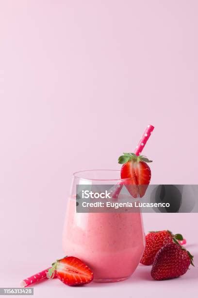 나무 배경에 신선한 딸기 스무디 한 잔 여름 음료 쉐이크 밀크 쉐이크 주스 및 다과 유기농 컨셉 0명에 대한 스톡 사진 및 기타 이미지 Istock
