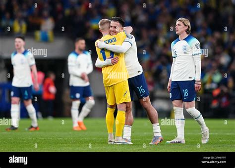 Jack Grealish De LAngleterre Sentretient Avec Oleksandr Zinchenko