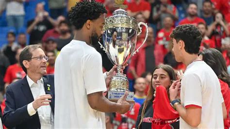אופיר אנגל עם רנדולף והגביע צילום קובי גדעון לעמ