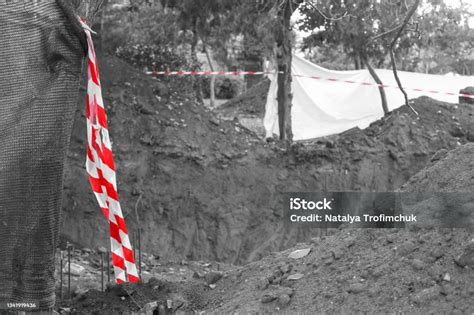 펜싱 테이프 빨간색과 흰색 이 테이프는 건설 현장에서 사람들을 보호합니다 파운데이션 피트 빨간색과 흰색 장벽 테이프 빨간색 흰색 경고 테이프 폴 펜싱은 항목 없음을