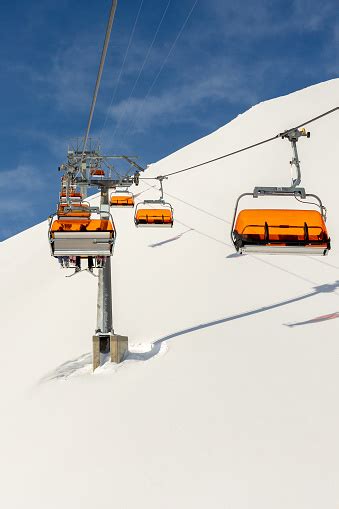 화창한 날에 힐랜드 알파인 산 겨울 리조트의 스키 리프트 로프 웨이 스키 체어 리프트 케이블 방식으로 스키와 스노우 보드를 즐길 수 있습니다 내리막 슬로프와 버진 스노우