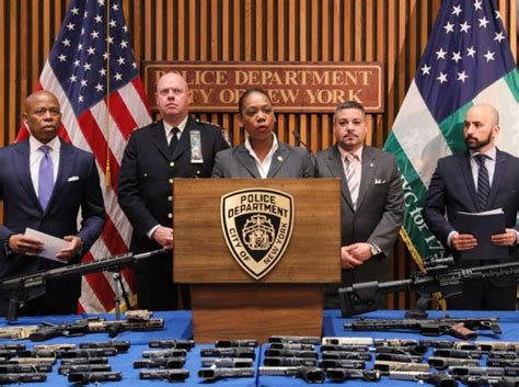 Глава полиции Нью Йорка уходит в отставку Новое Русское Слово New Russian Word