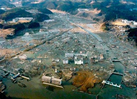 2011 Earthquake And Tsunami 60 Powerful Photos Of The Disaster That