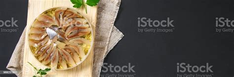 회색 어두운 테이블에 나무 보드에 오일에 절인된 청 어 간식입니다 최고의 볼 수 있습니다 공간에 복사 합니다 건강한 식생활에