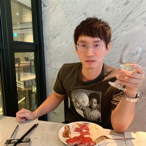 請問一下 今天上班時我發覺有幾個同事身上都有個味道，有稍微一點氣味，也有很重的氣味，那個味道也不算臭，但有點刺鼻，有點好奇那是什麼味道？講話呼吸時特別明顯，尤其在車上，都是那個味道⋯