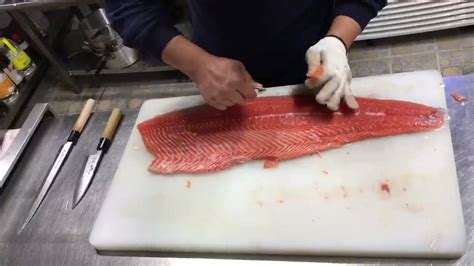 숙성하기전 연어입니다 소금에 절인후 다시마로 감싸서 숙성냉장고로 들어갑니다 By 구가연어