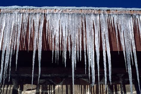 Dangers Of Ice From Above Safety Toolbox Talks Meeting Topics