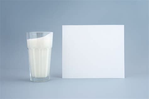 프로바이오틱 드링크 버터밀크 또는 요구르트 미니멀 한 파란색 배경에 키가 큰 얼굴 유리에 케피어 박테리아 창 자 건강 위 장관에 대 한 발효 제품 가로로 모의 건강한 생활