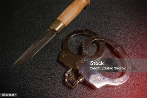 검은 색 테이블에 수갑과 칼 폭력 살인 거리 갱 개념 개념에 대한 스톡 사진 및 기타 이미지 개념 검은색 경찰관 Istock