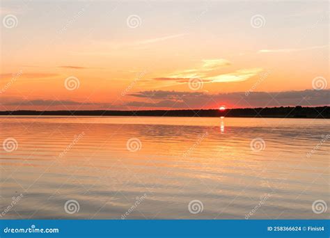 Puesta De Sol En El Lago El Cielo Rosado Se Refleja En El Agua Foto De