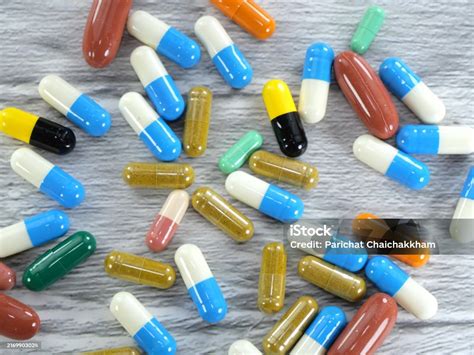 흰색과 회색 배경에 많은 종류의 약 빈 공간 공간을 복사합니다 0명에 대한 스톡 사진 및 기타 이미지 0명 가방 개념 Istock