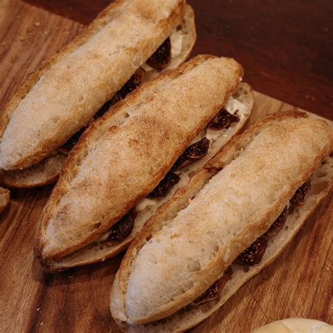 영월 블랑제리상떼 여성기업 무화과크림치즈바게트 저희가 저번주부터 손님분들 몰래 무화과 크림치즈 바게트를 준비해 둔거 아시나요 바게트의 바삭함과 크림치즈의