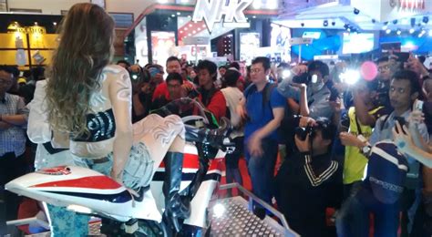 Pajang Cewek Seksi Bergambar Booth Federal Diserbu Okezone Otomotif