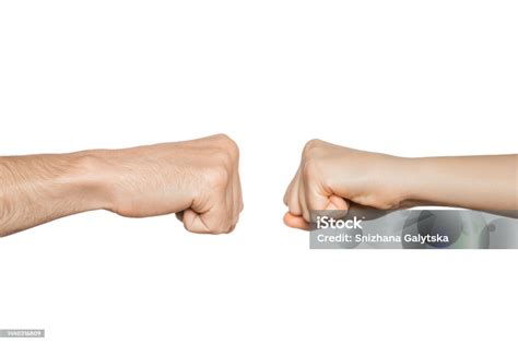 남자와 여자의 주먹이 서로 가까이 다가와 주먹으로 부딪히려고 합니다 싸움 충돌 갈등 개념 피스트 범프에 대한 스톡 사진 및 기타 이미지 Istock