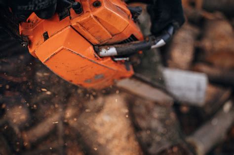 한 남자가 전기 톱으로 나무를 자르고 장작을 준비합니다 60 64세에 대한 스톡 사진 및 기타 이미지 60 64세 건강한 생활방식 공예 Istock