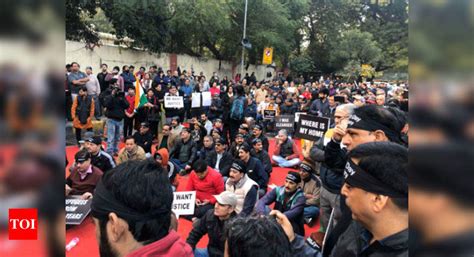 Humwapasaayenge Kashmiri Pandits Stage Silent Protest At Jantar