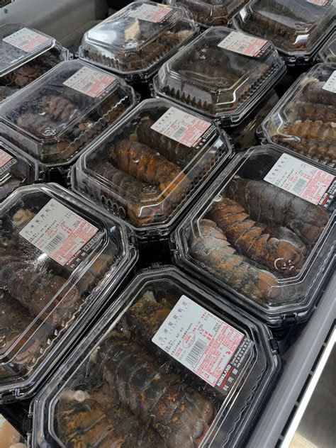 我弟：我辛辛苦苦了一年，吃好一點錯了嗎？ （放入龍蝦） 我弟：再拿一盒干貝也合理吧！ （放入生食級干貝） 還是我弟：伊比利豬肉火鍋片一組夠吃了