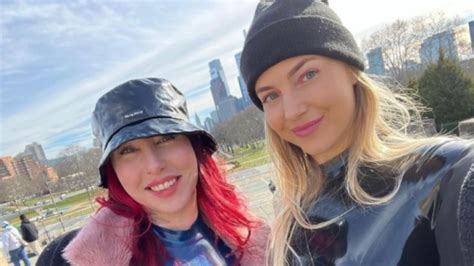 Esluna En Sheena Over Hun Werk Mannen Betalen Ons Om Op Ze Te Spugen