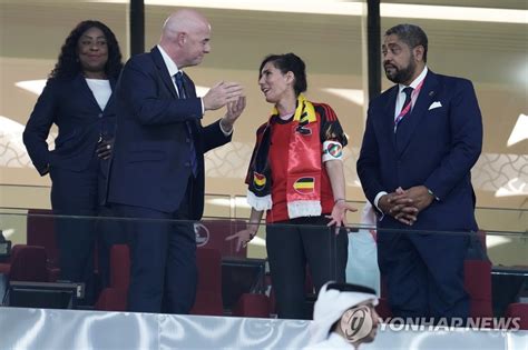 무지개 완장 차고 Fifa 회장과 대화하는 벨기에 외교장관 연합뉴스