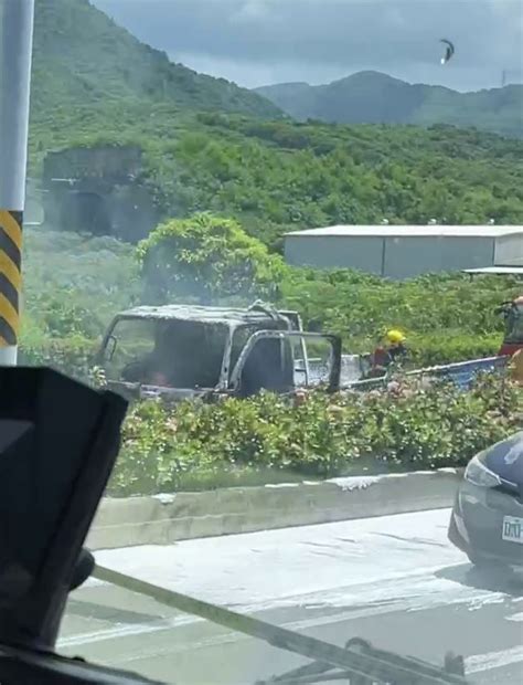 快訊台1線北上枋山段驚見火燒車！「小貨車燒成骨架」 傷亡不明
