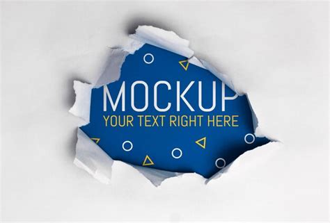 파란색 배경 모형 위에 찢어진 종이 프리미엄 Psd 파일