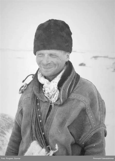 En Ukjent Samisk Mann I Samekofte Og Skinnlue Lasso Rundt Skulderen