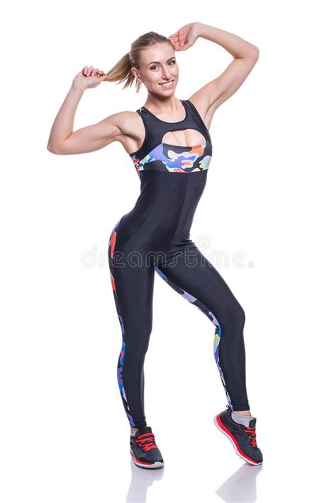 Милая атлетическая модельная девушка в Sportswear с гантелями в студии