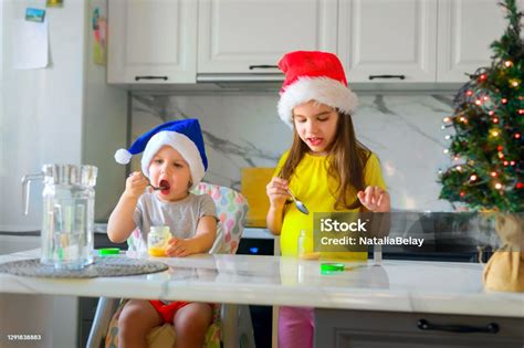 Photo Libre De Droit De Le Frère Et Le Gosse De Soeur Mangent La Purée