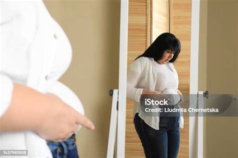 집에서 거울 근처 꽉 셔츠를 입은 과체중 여자 불쾌한에 대한 스톡 사진 및 기타 이미지 불쾌한 블라우스 여자 Istock