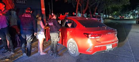 Jovencita choca su auto contra árbol en Mojoneras