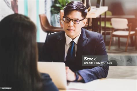 이력서를 들고 기업 회의 또는 면접 중에 여성 후보자와 이야기하는 사업가의 초상화 20 29세에 대한 스톡 사진 및 기타 이미지