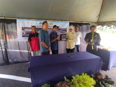 Majlis Penyerahan Projek Siap Kepada Pelanggan Bagi Projek Membina Jalan Keluar Masuk Dan Tempat